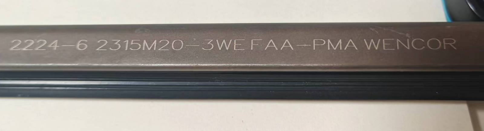 风挡雨刷松动刮伤蒙皮的相关信息 – 737 playbook